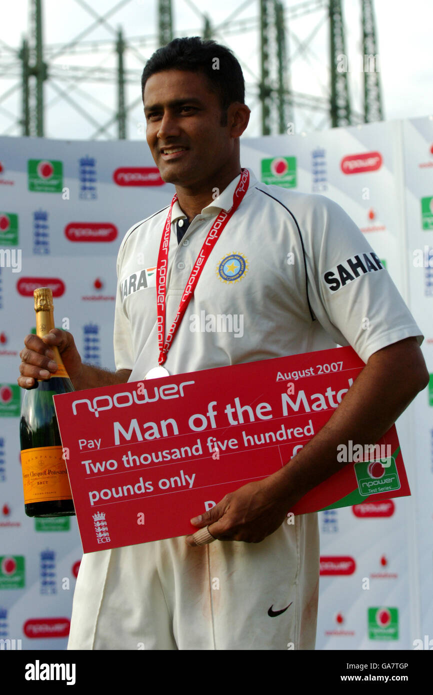 Cricket cricket fifth day 5th smiling cheque trophy hi-res stock ...