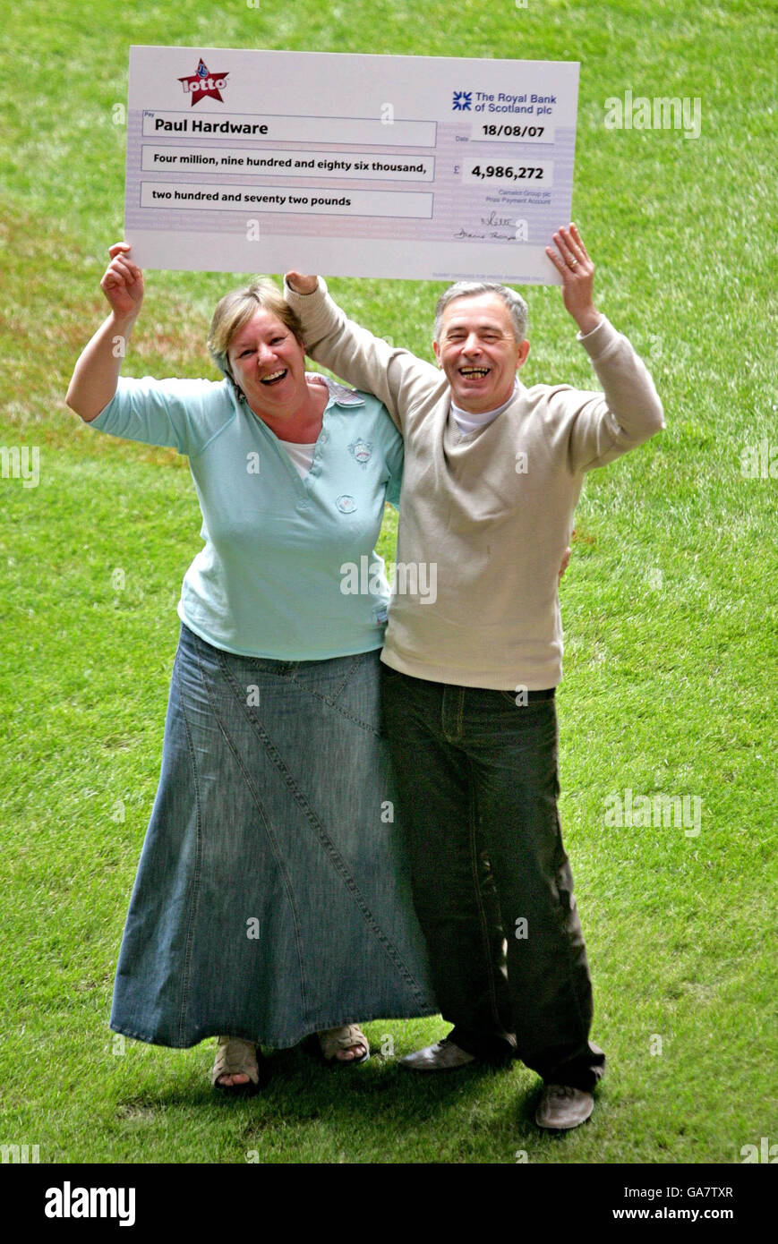 Lottery lotto celebrating cheque hi-res stock photography and images ...