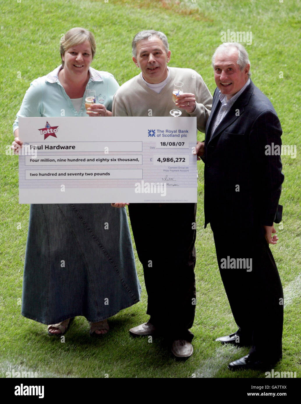 Lottery lotto celebrating cheque hi-res stock photography and images ...