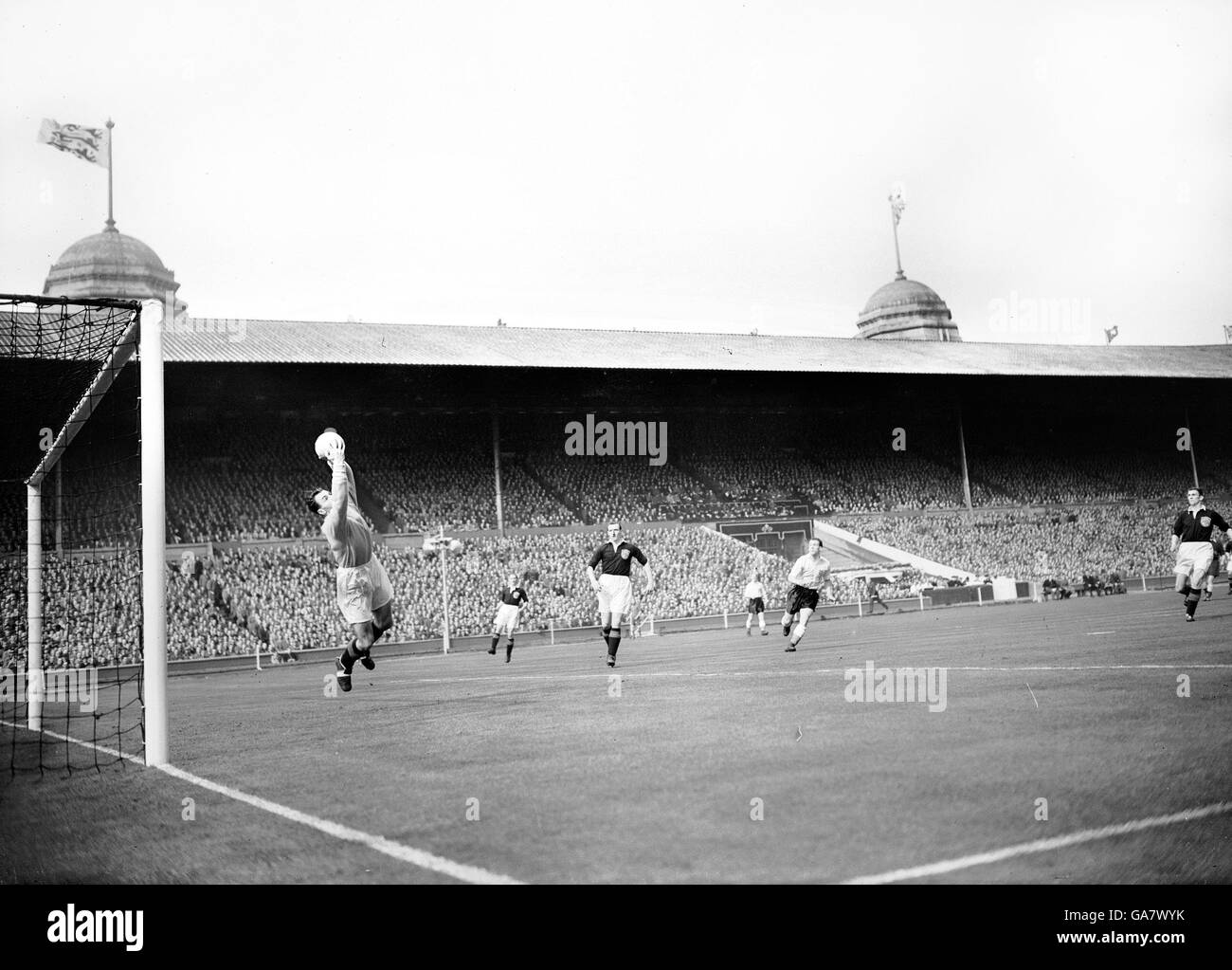 Wembley4dan football empire stadium full length action crowd goal hi ...