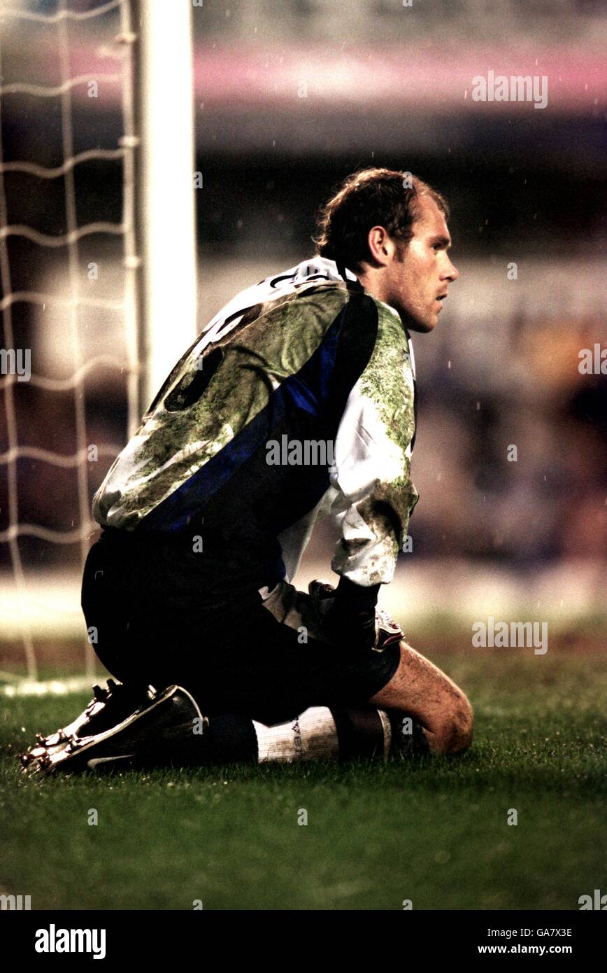 Everton's goalkeeper Steve Simonsen sits dejected after Sylvain Wiltord ...