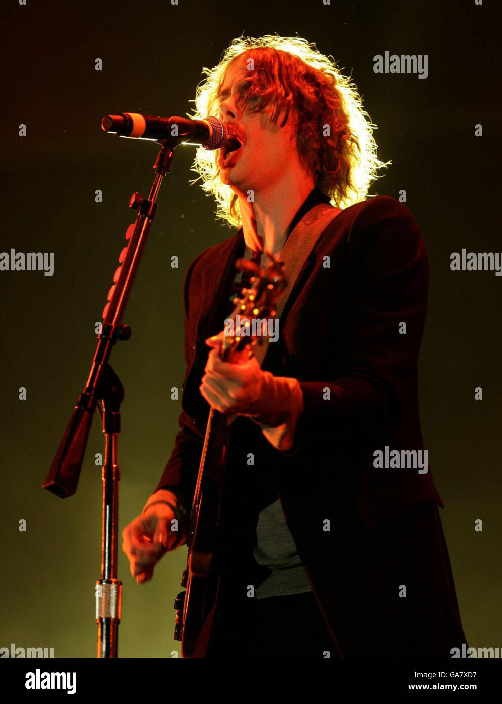 Full length showbiz reading hi-res stock photography and images - Alamy