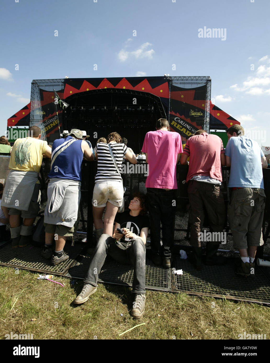 The crowd at the Carling Reading Festival in Reading, Berkshire Stock ...