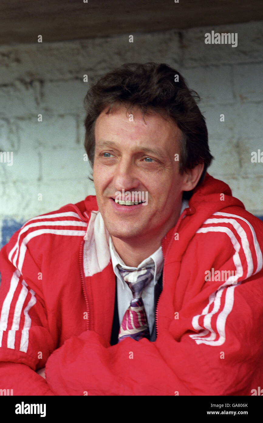 FA CUP FIRST RND 2ND REPLAY. CHRIS KELLY, KINGSTONIAN MANAGER, 'THE ...