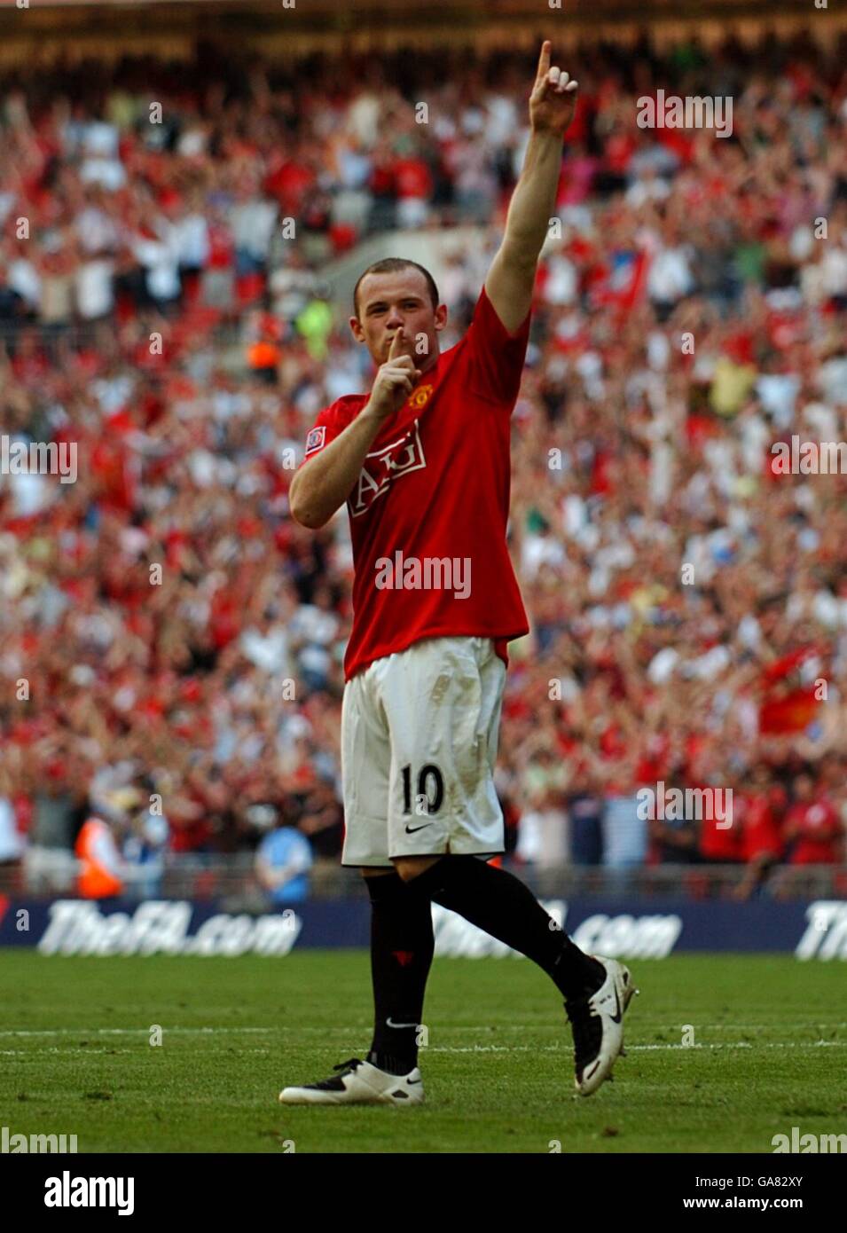Manchester United's Wayne Rooney celebrates scoring the winning penalty ...