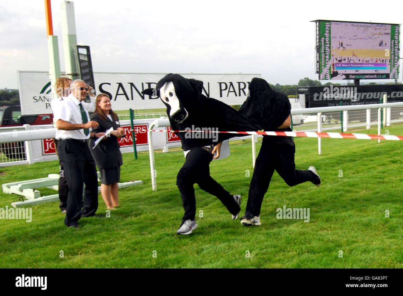 Horse Racing - PFA & Elmbridge Night - Sandown Park. Action from the ...