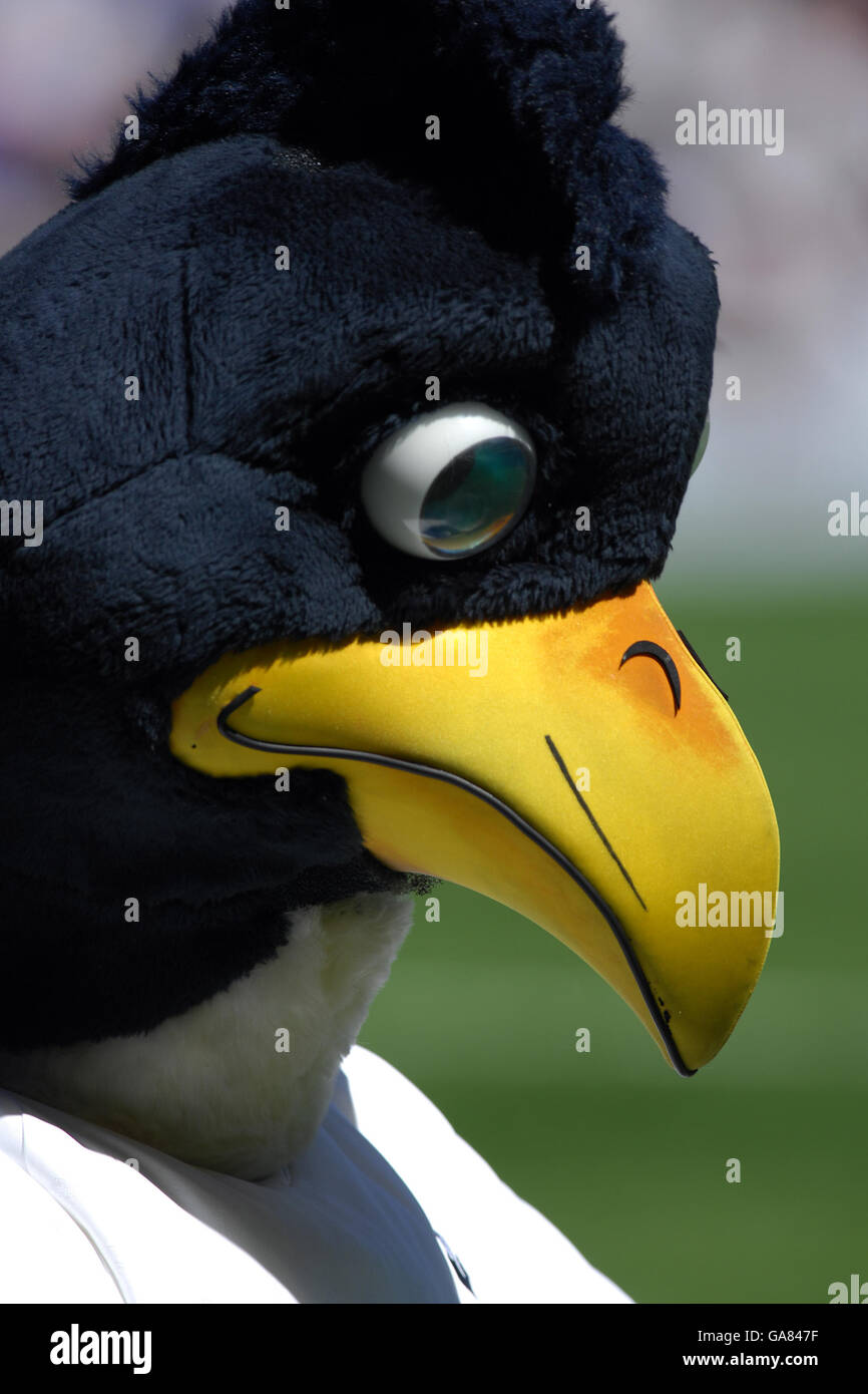 Chirpy the tottenham hotspur mascot hi-res stock photography and images ...