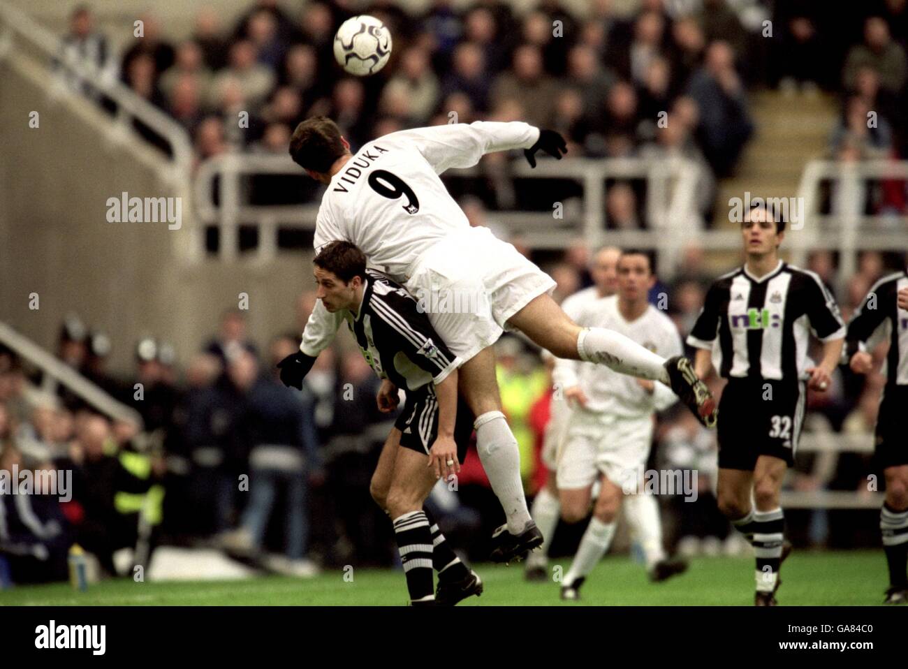 Football action mark viduka hi-res stock photography and images - Alamy