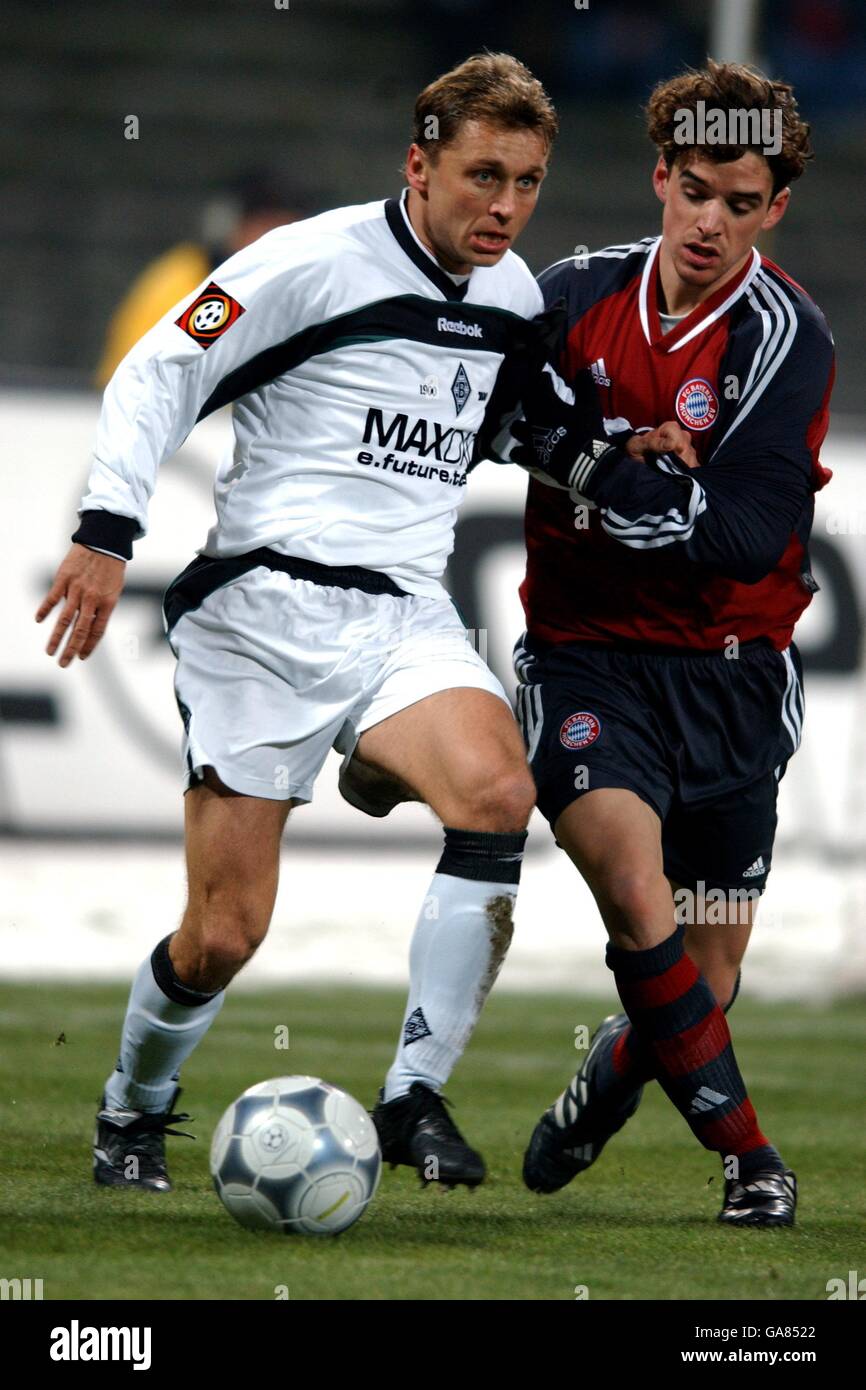 Borussia Monchengladbach's Ivo Ulich (l) and Bayern Munich's Owen ...
