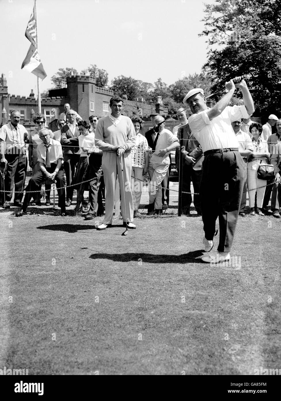 Golf, Daks Tournament. Bobby Locke tees off Stock Photo - Alamy