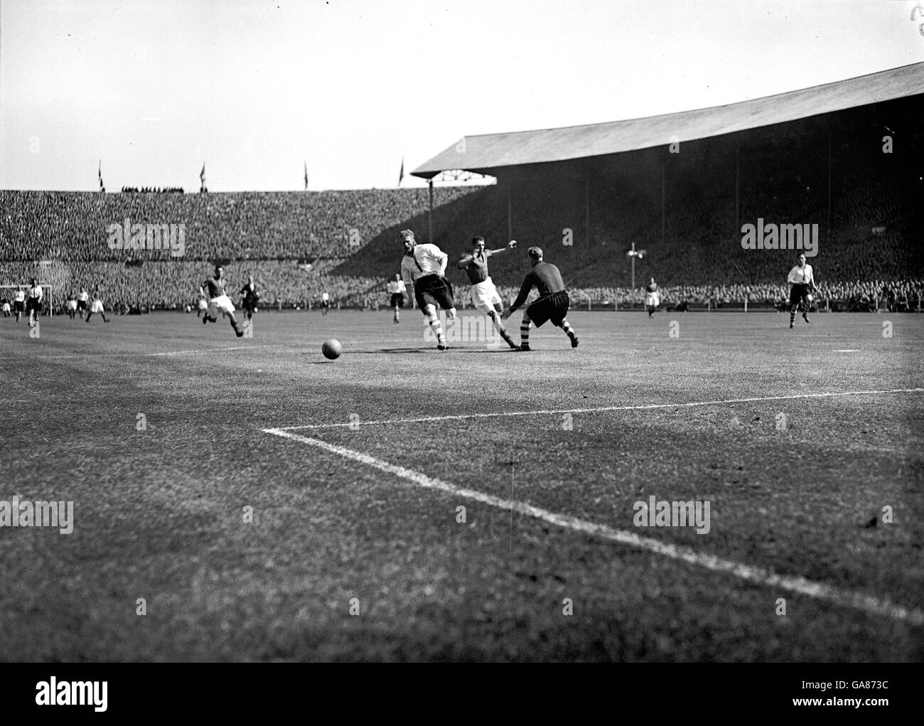 Charlton centre Black and White Stock Photos & Images - Alamy
