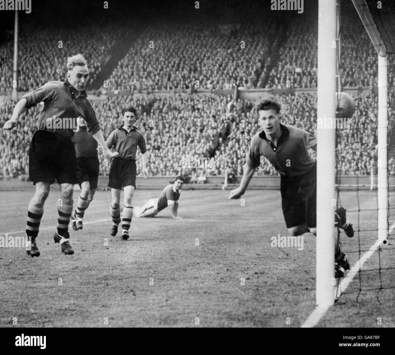 Wolverhampton Wanderers' Billy Wright (l), Terry Springthorpe (second ...