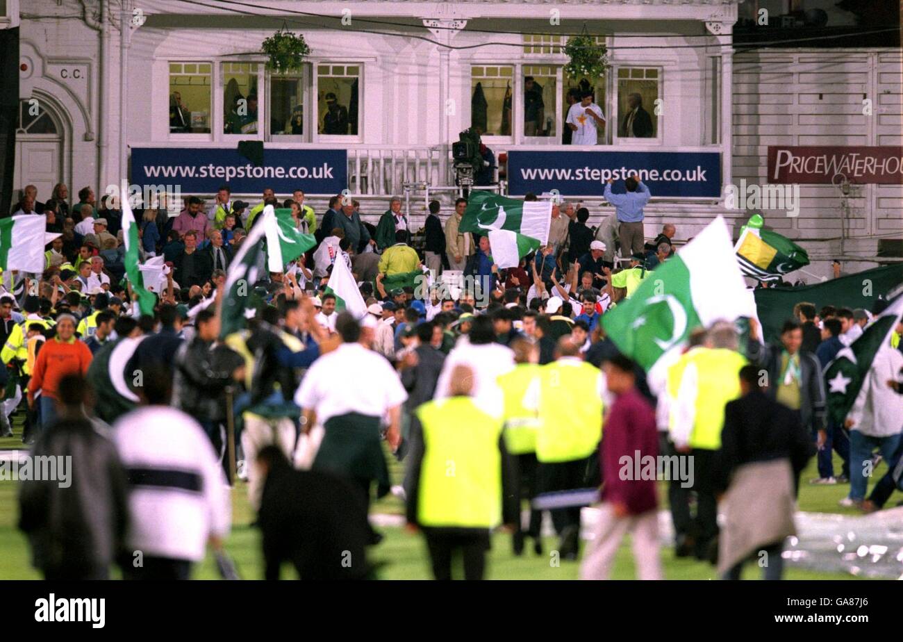 Cricket fans invade pitch hi-res stock photography and images - Alamy