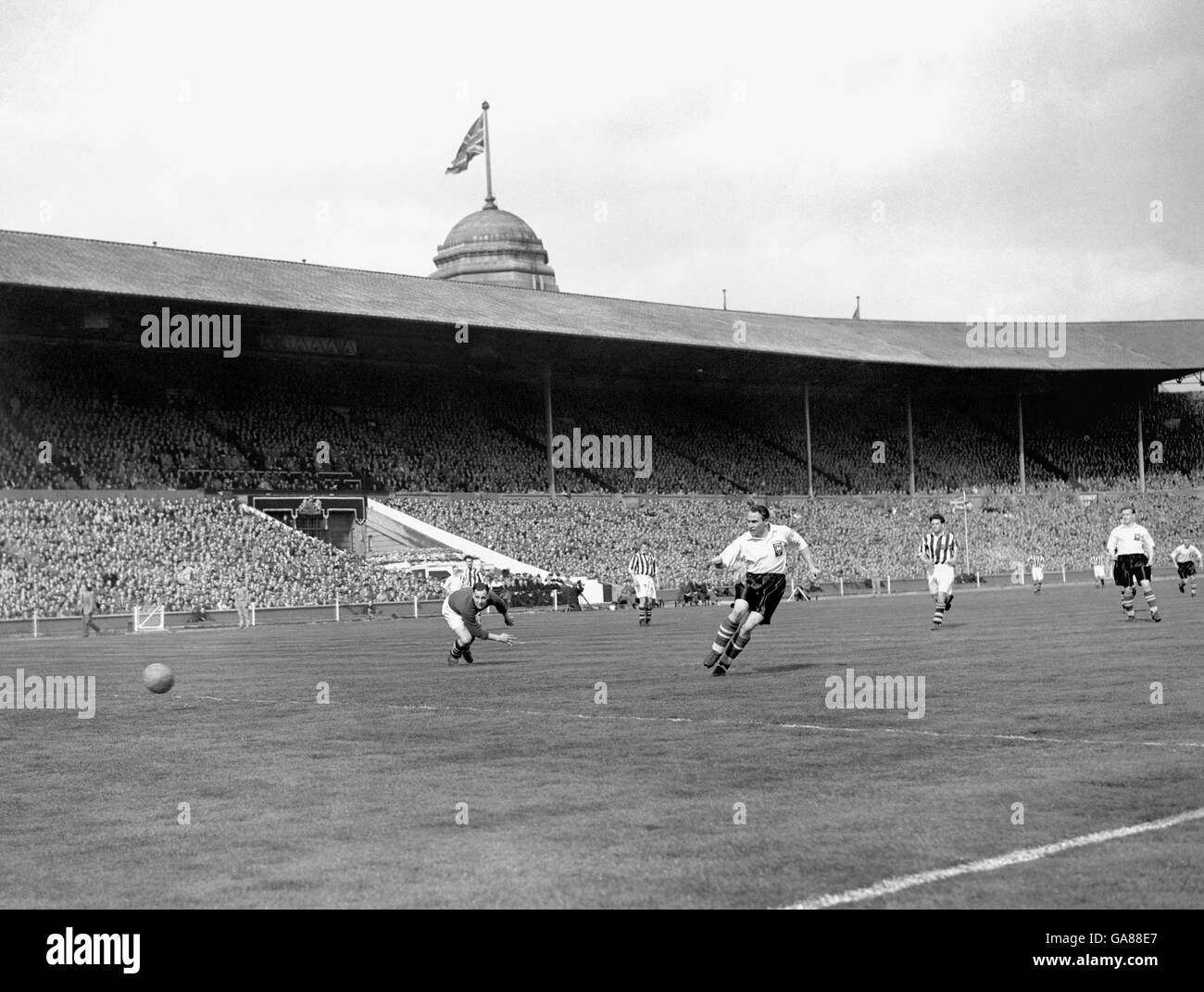 Wembley4dan goal scoring action defense hi-res stock photography and ...