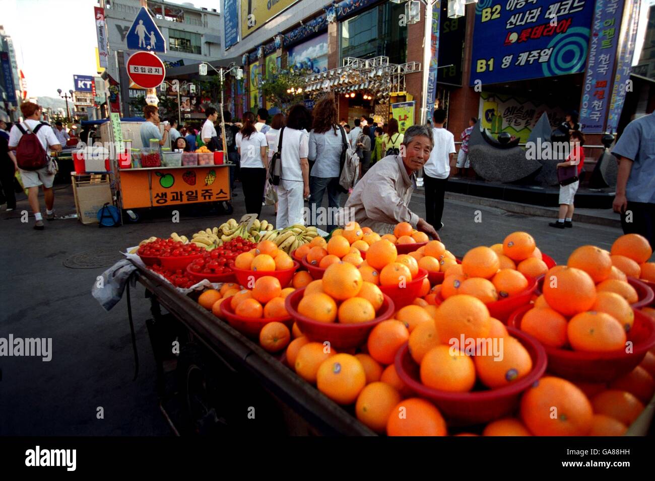 Food being sold on streets of daegu hi-res stock photography and images ...