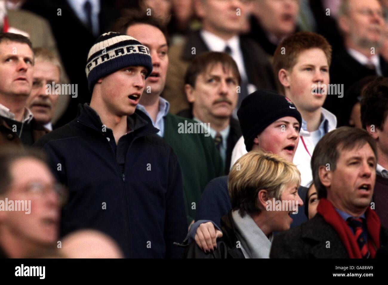 England rugby crowd sing hi-res stock photography and images - Alamy