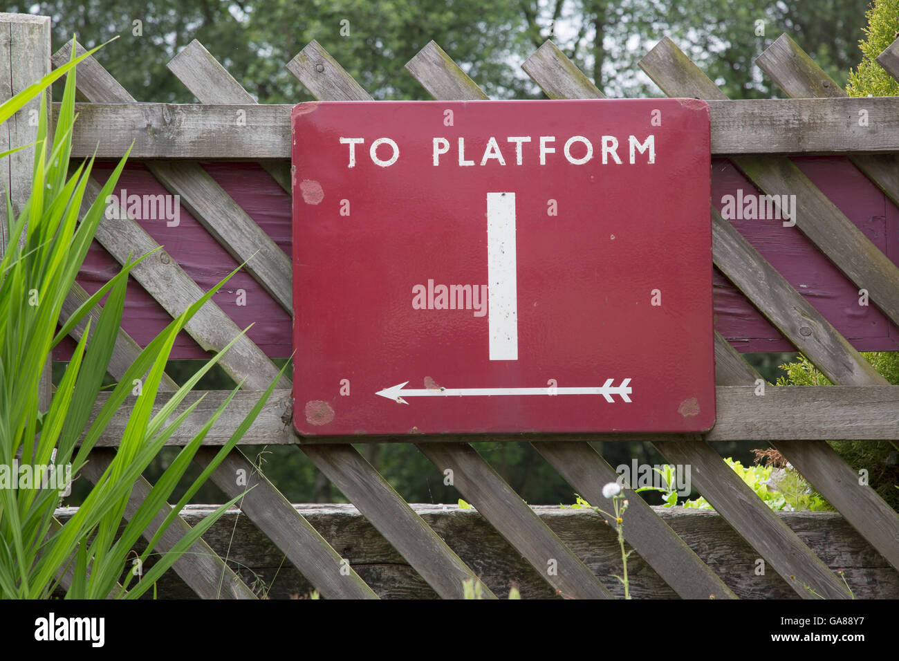 Platform 1 sign hi-res stock photography and images - Alamy