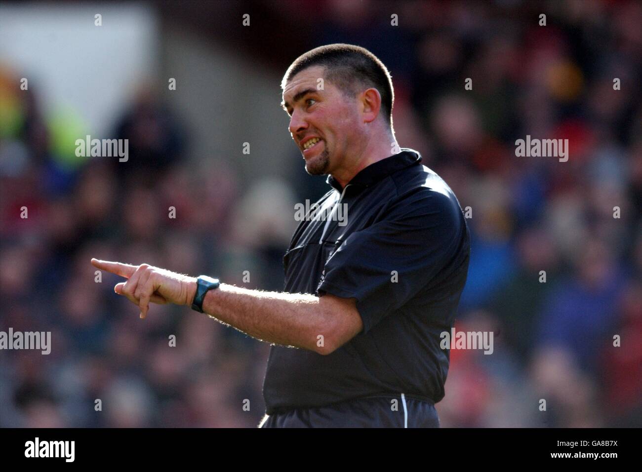 Referee Jeff Winter eases the tension between the Manchester United and ...