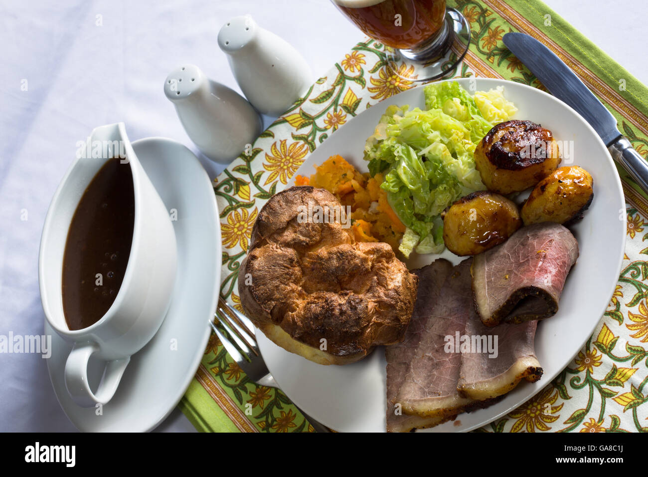 Traditional pub restaurant sunday lunch english hi-res stock ...