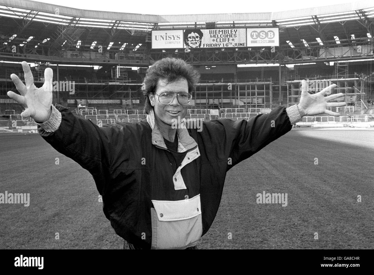 Music - Cliff Richard - Wembley Stadium Stock Photo - Alamy