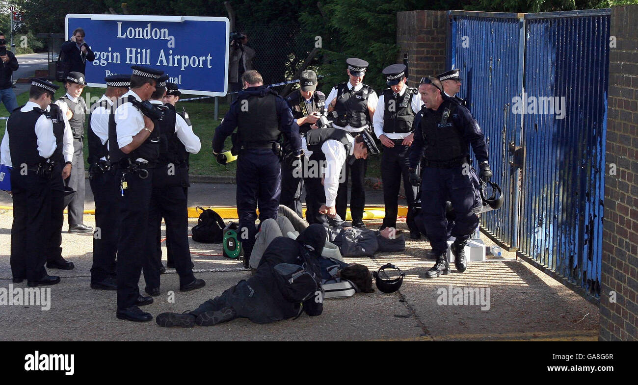 Police remove demonstrators after a group of climate change protesters ...