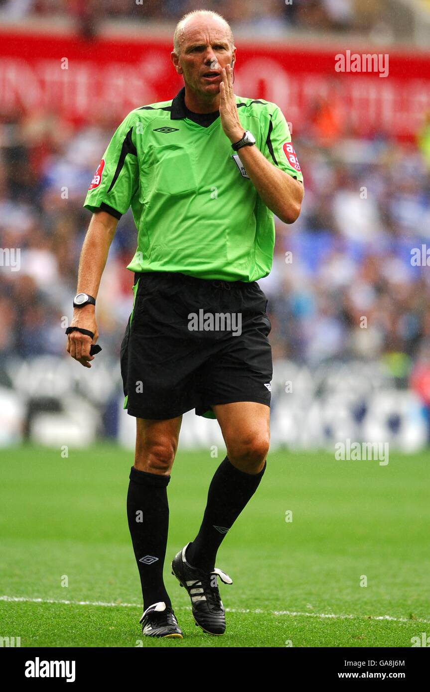 Football referee steve bennett hi-res stock photography and images - Alamy