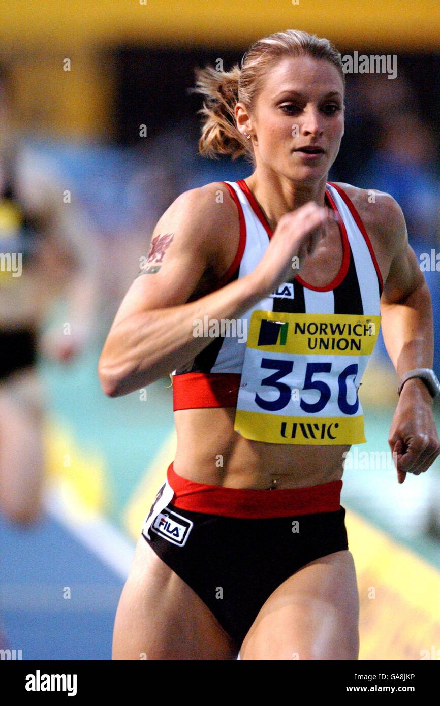 Catherine murphy competes in the womens 400m hi-res stock photography ...