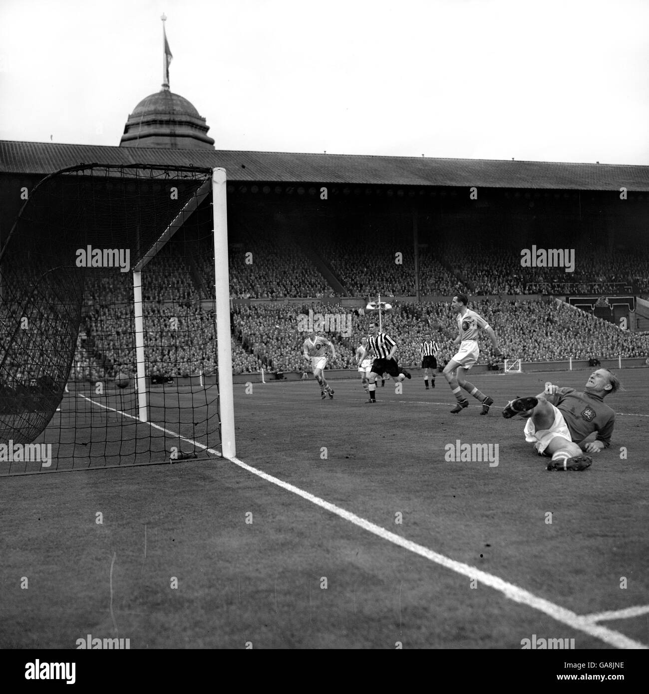 Wembley4dan football empire stadium full length action crowd goal ball ...