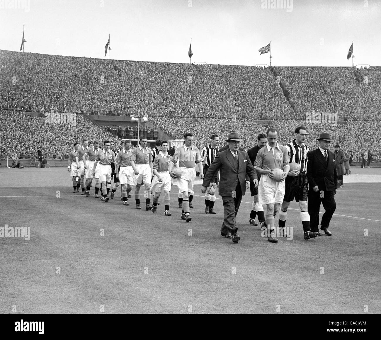 Blackpool captain Harry Johnston and Newcastle United captain Joe ...