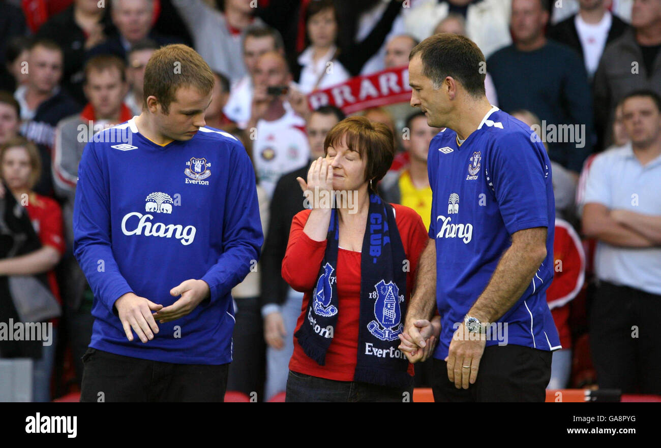 The parents of murdered schoolboy Rhys Jones, Melanie (centre) and ...