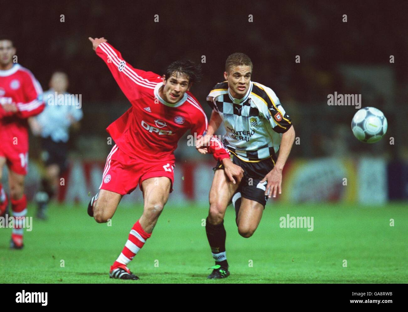 Bayern Munich's Roque Santa Cruz and Boavista's Nuno Miguel Frechaut ...