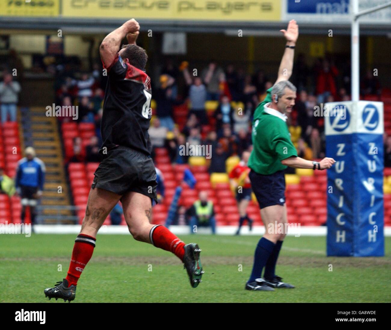 Referee Robin Goodliffe signal's Saracens Kris Chesney's try against ...