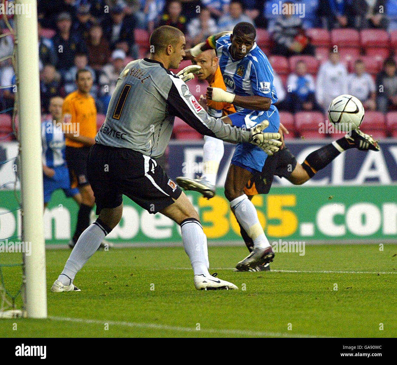 Heads wide goal hi-res stock photography and images - Alamy