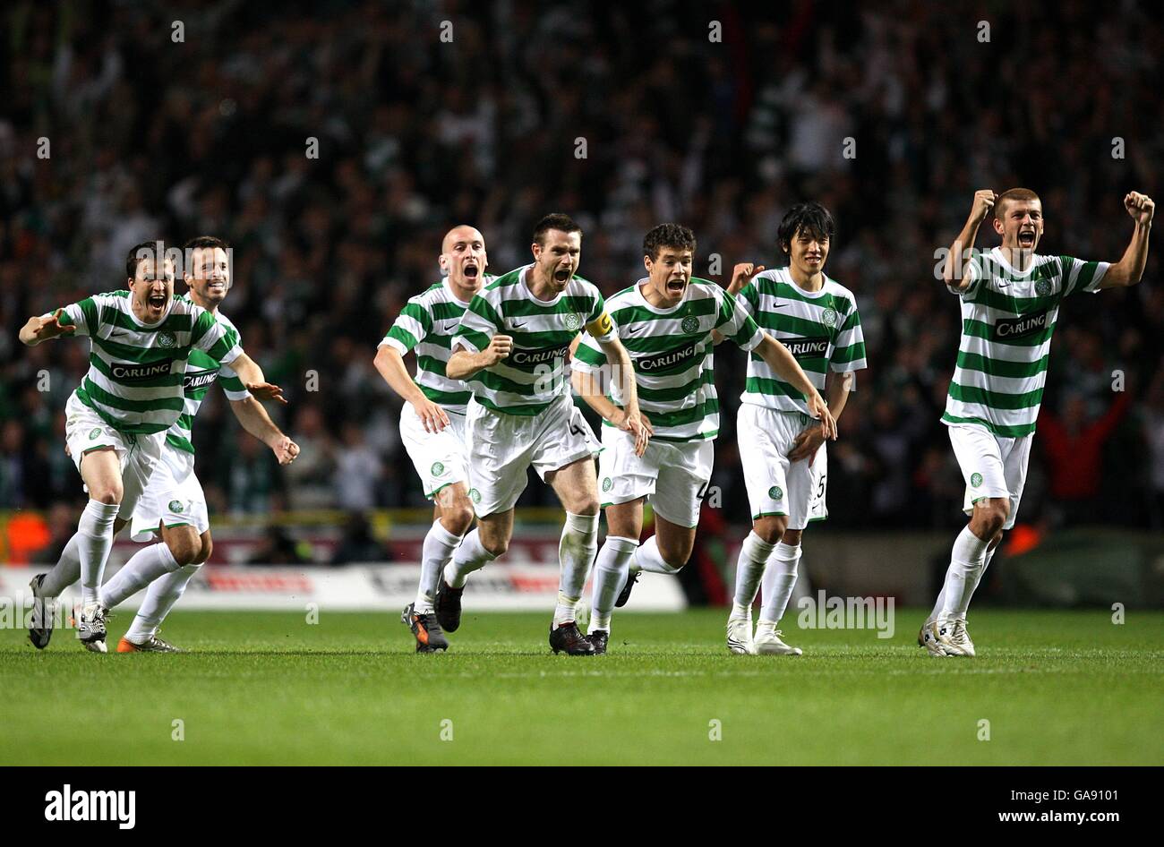 Celtic players celebrate their win in the penalty shoot out Stock Photo ...