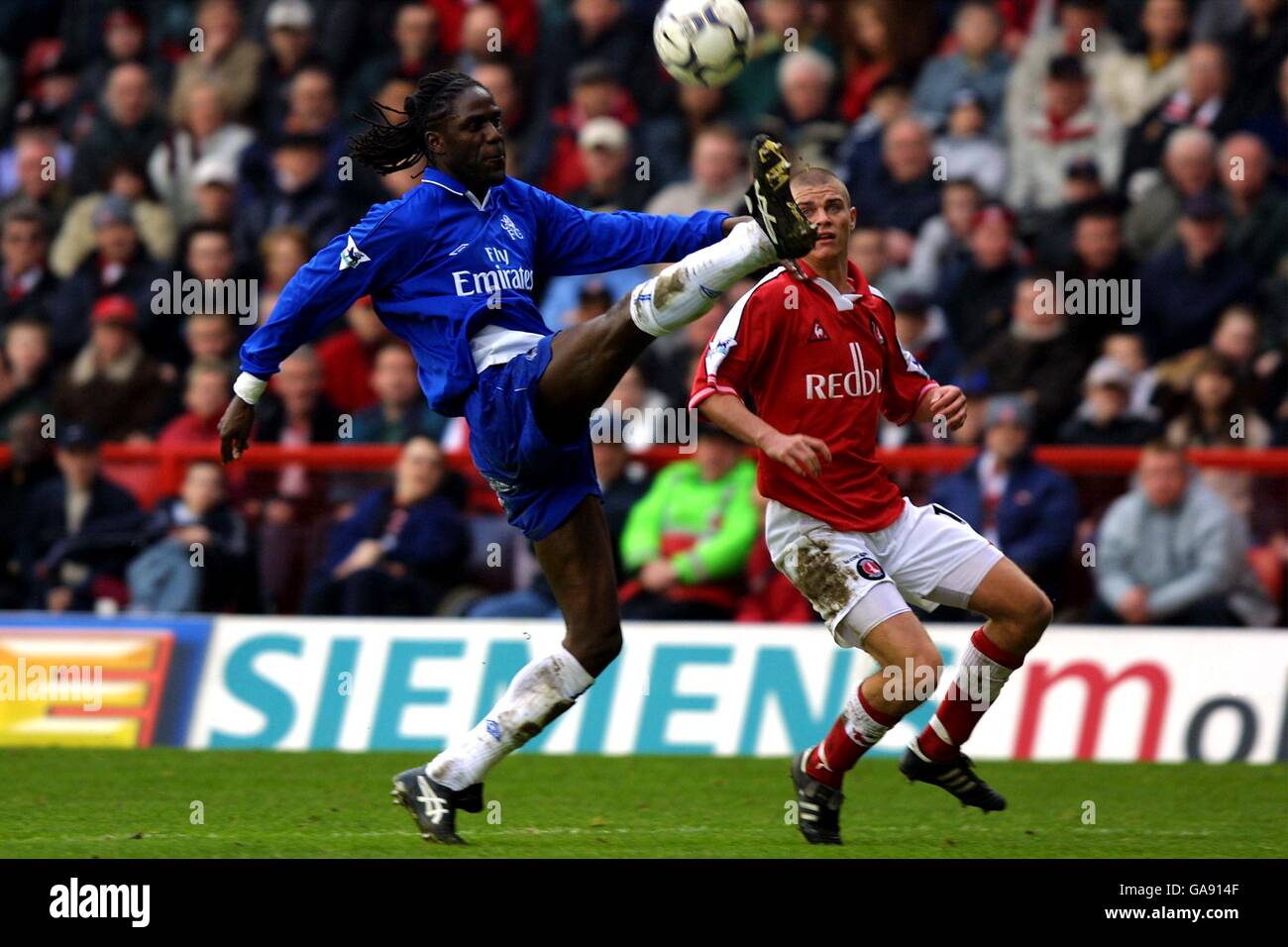 Chelsea's Mario Melchiot (l) gets to the ball ahead of Charlton ...