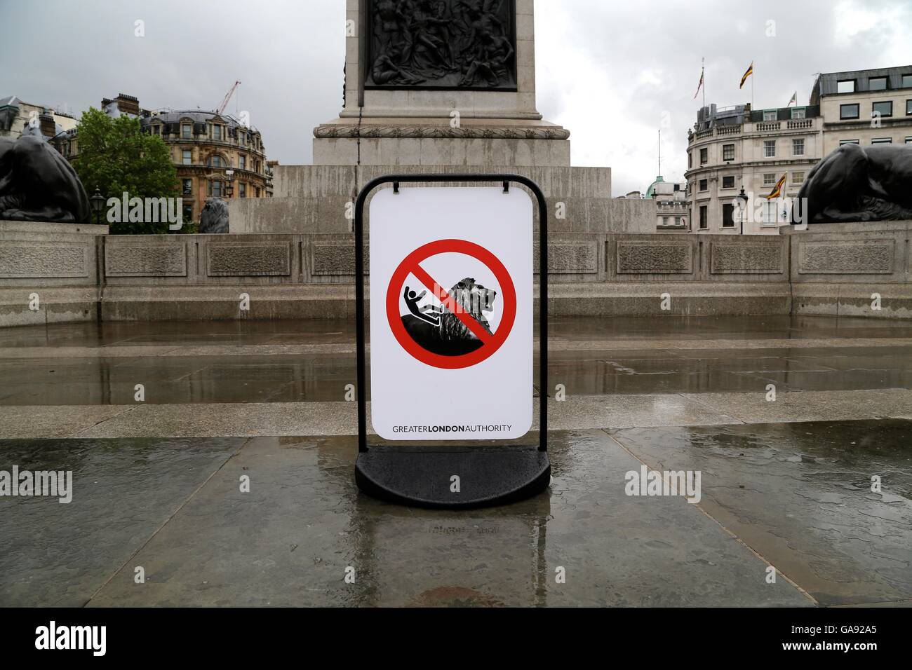 Warning sign at Trafalgar Square. London, England Stock Photo - Alamy