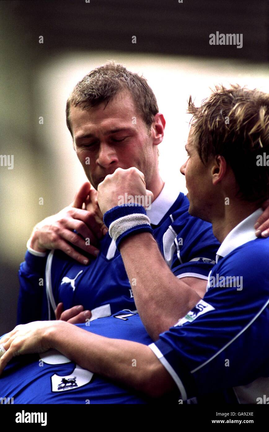 Everton's Duncan Ferguson (l) celebrates his comeback goal with ...
