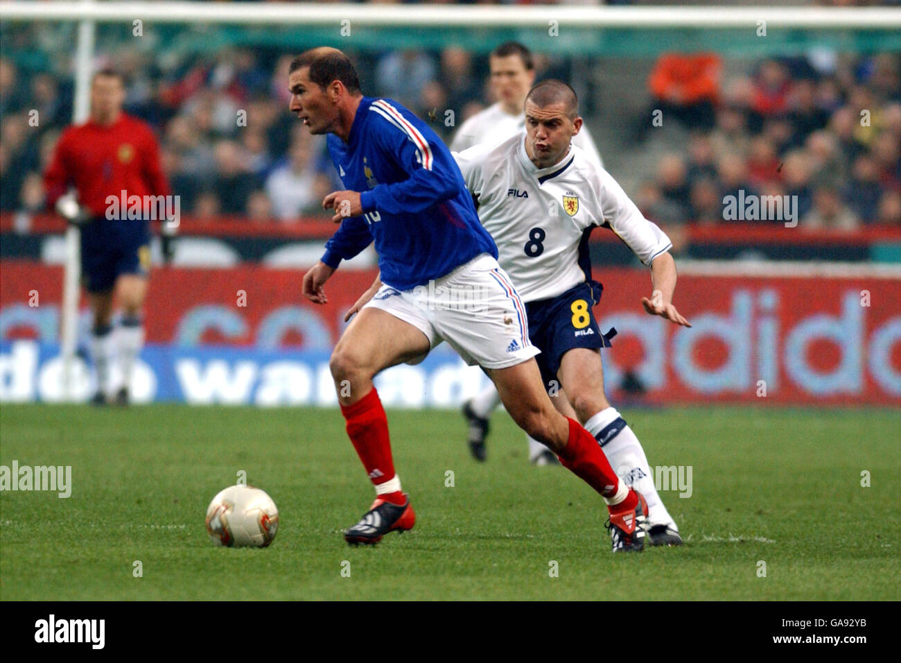 Dominic matteo scotland international hi-res stock photography and ...