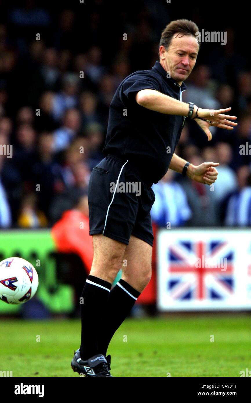 Referee steve tomlin hi-res stock photography and images - Alamy