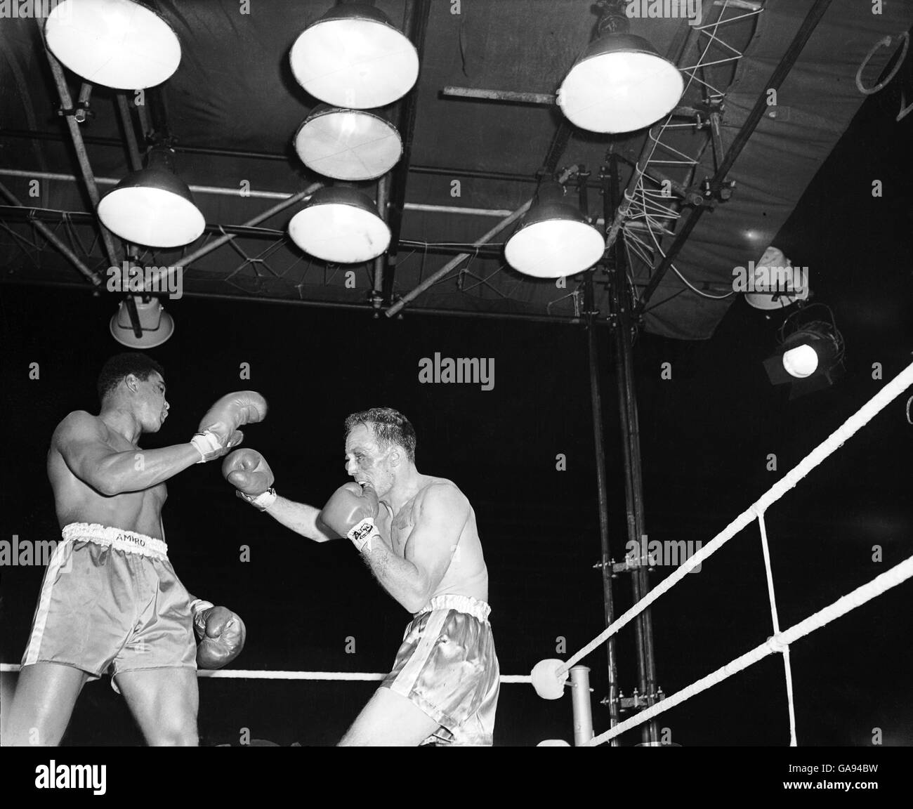 Boxing - Heavyweight Bout - Cassius Clay v Henry Cooper Stock Photo - Alamy