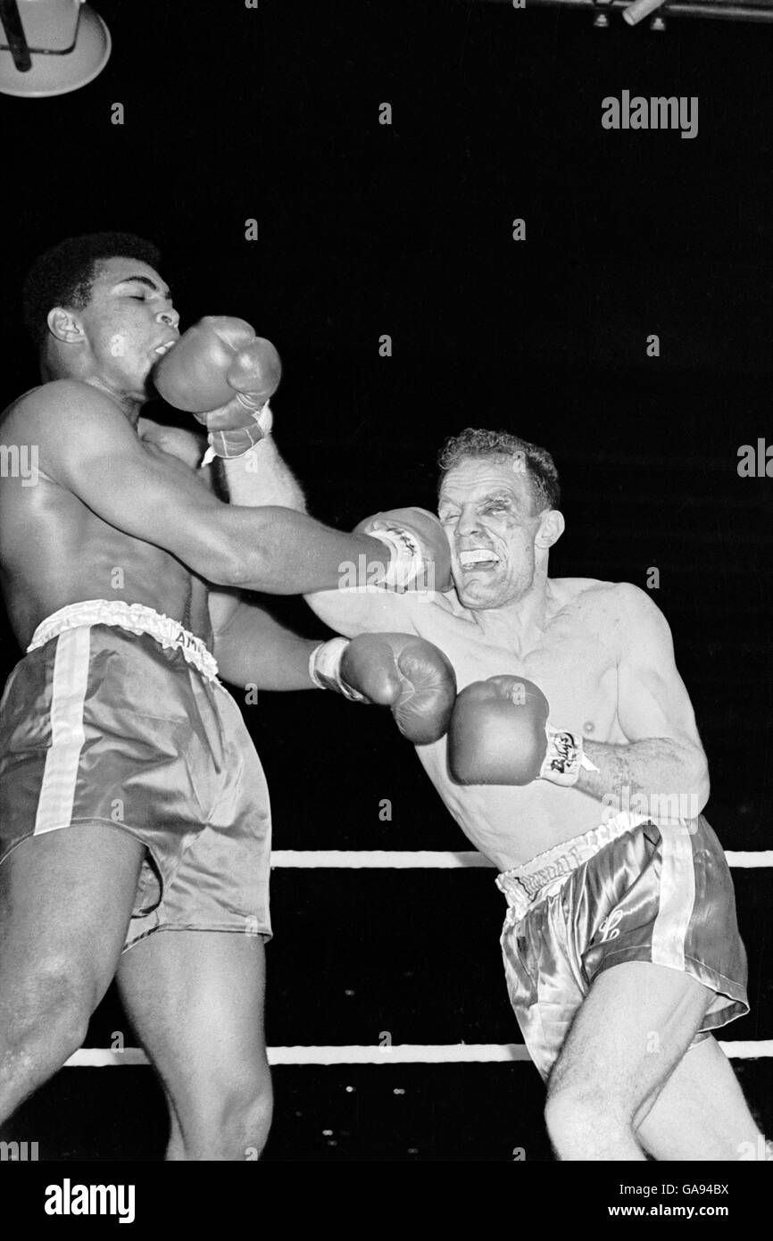 Boxing - Heavyweight Bout - Cassius Clay v Henry Cooper Stock Photo - Alamy