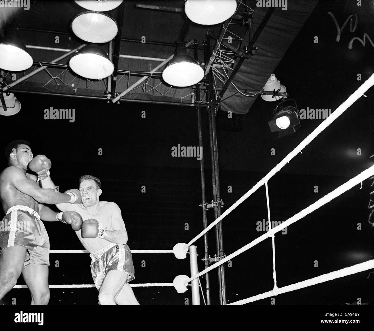 Cassius clay v henry cooper hi-res stock photography and images - Alamy