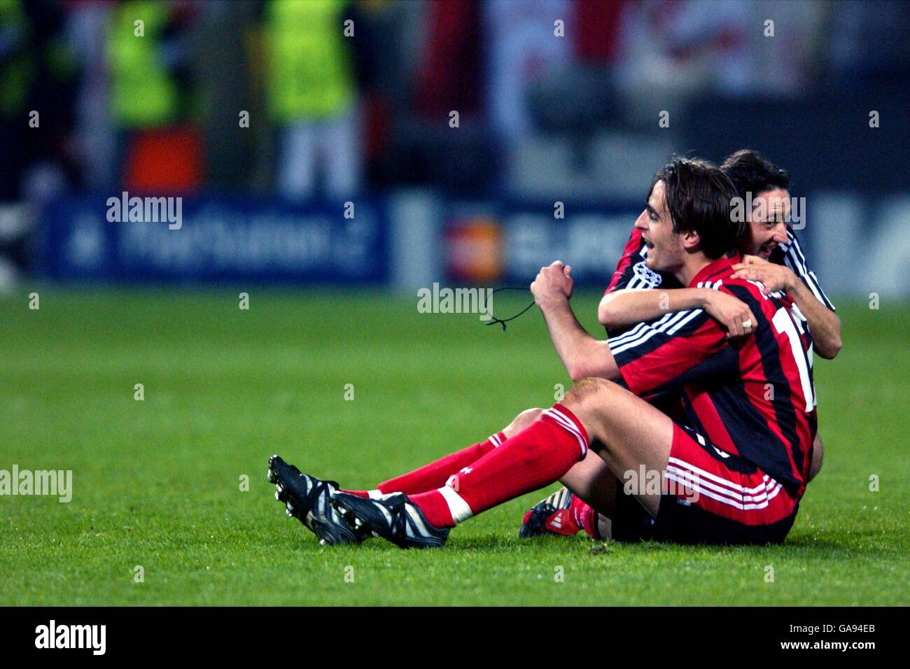 Bayer Leverkusen's Oliver Neuville (r) celebrates with teammate Dmitar ...