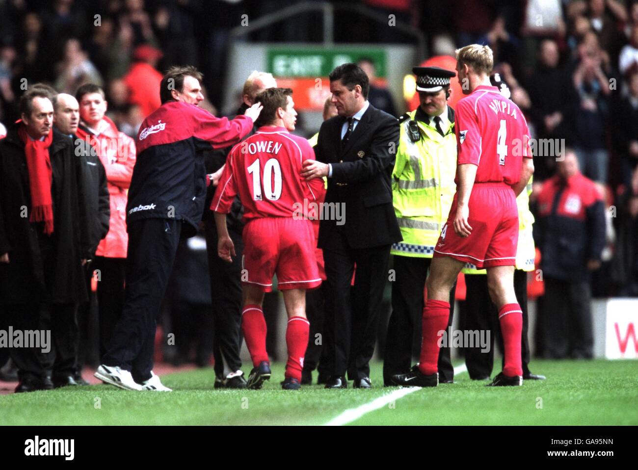 Derby manager John Gregory congratulates Michael Owen at the end of the ...