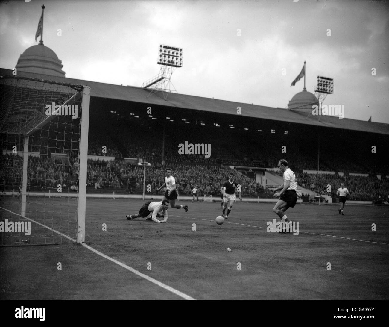 England goalkeeper ron springett hi-res stock photography and images ...
