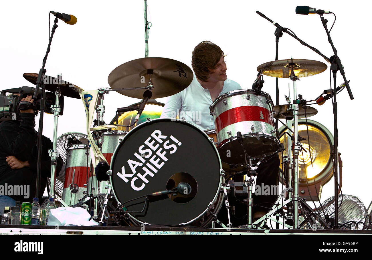 Nick hodgson kaiser chiefs hi-res stock photography and images - Alamy
