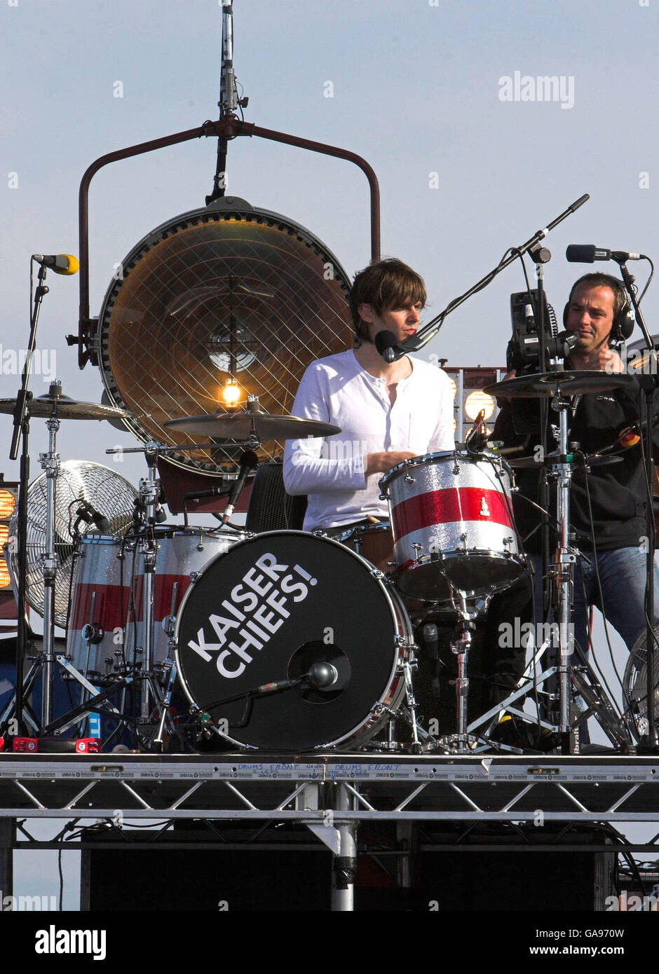 Nick hodgson kaiser chiefs hi-res stock photography and images - Alamy