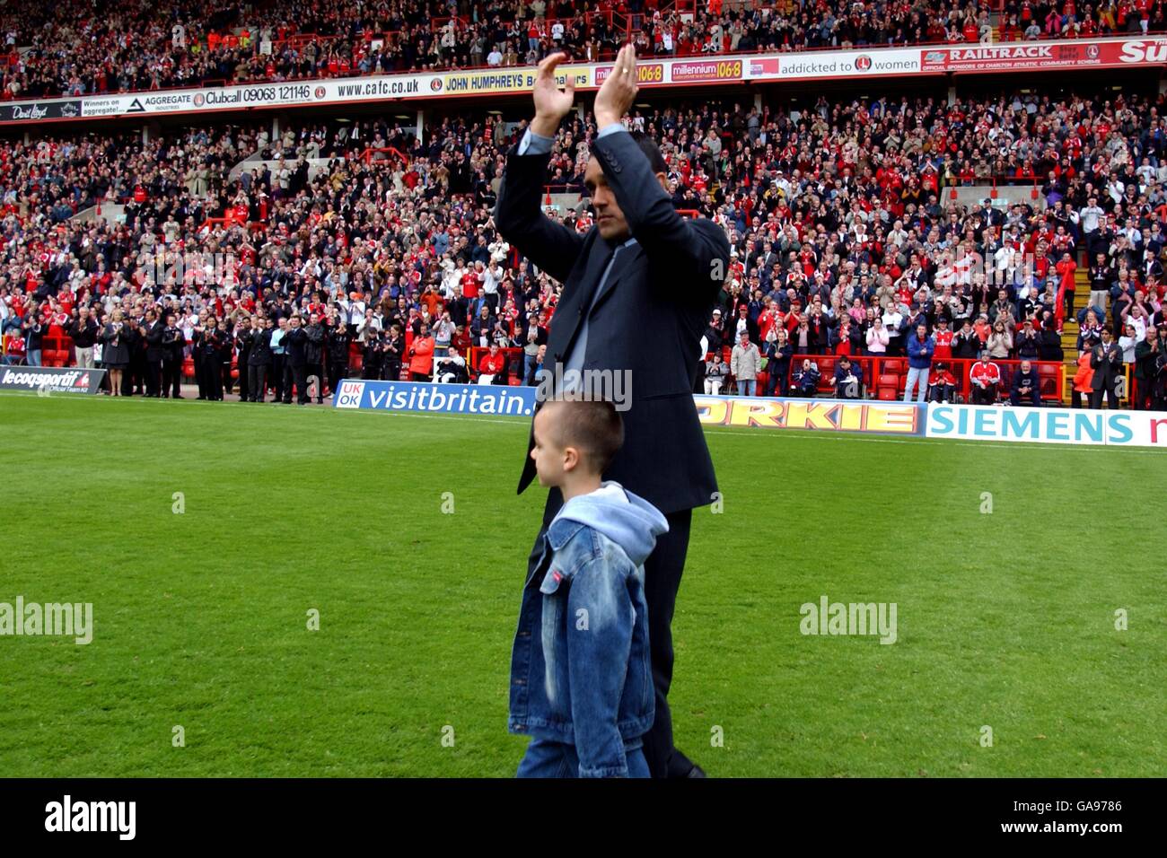 Clive mendonca charlton final hi-res stock photography and images - Alamy