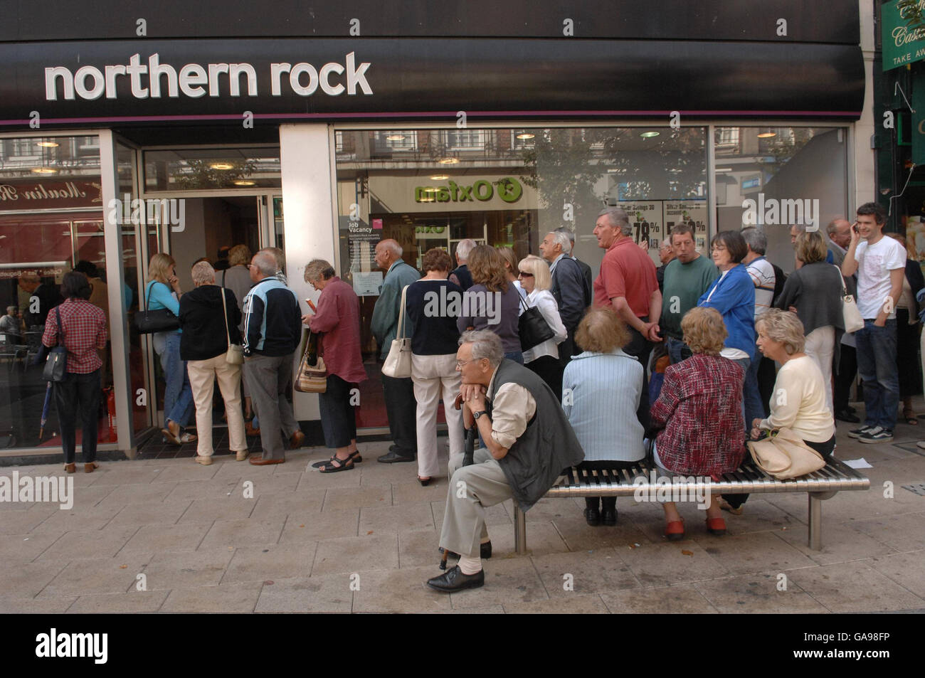 Customers queuing outside northern rock branch in kingston upon hi-res ...