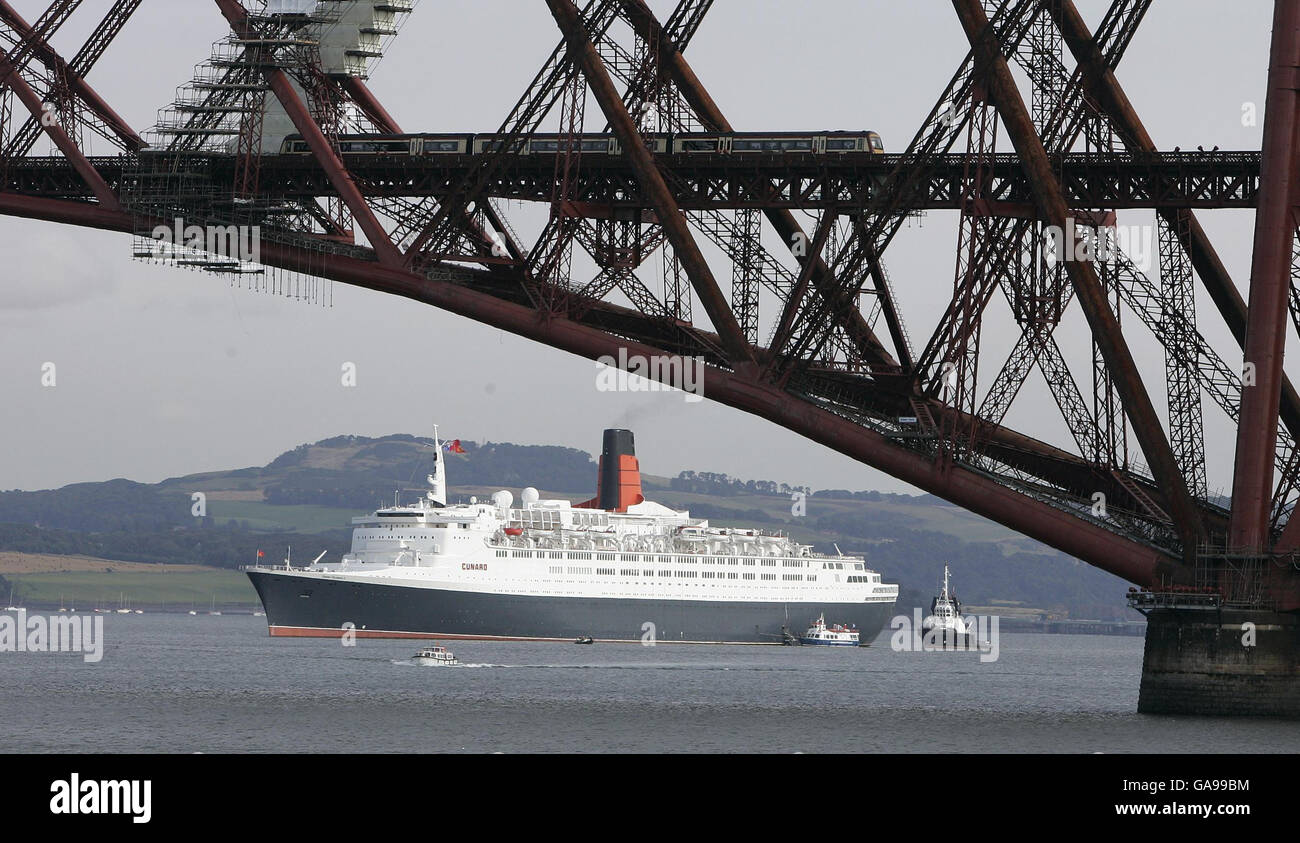 Famous ship docks beside landmark bridge. The QE2 moores in the River ...